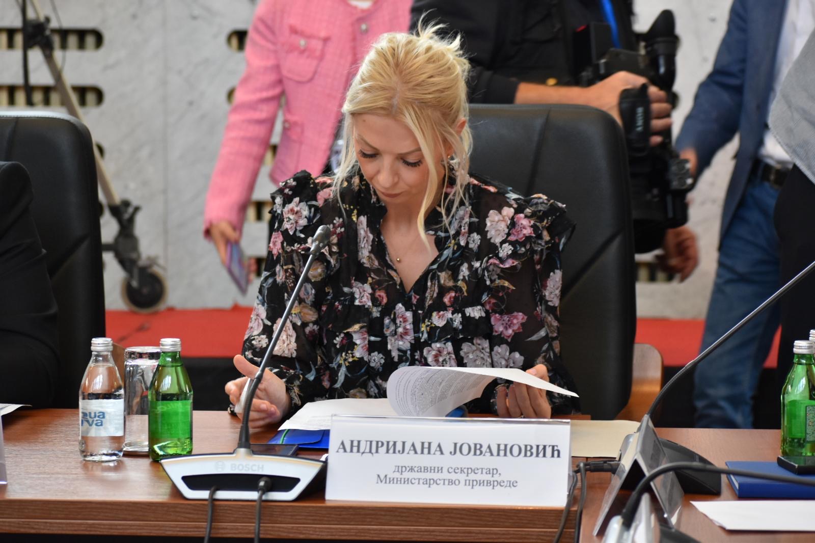 Državna sekretarka Andrijana Jovanović na zajedničkoj sednici Vlade ...